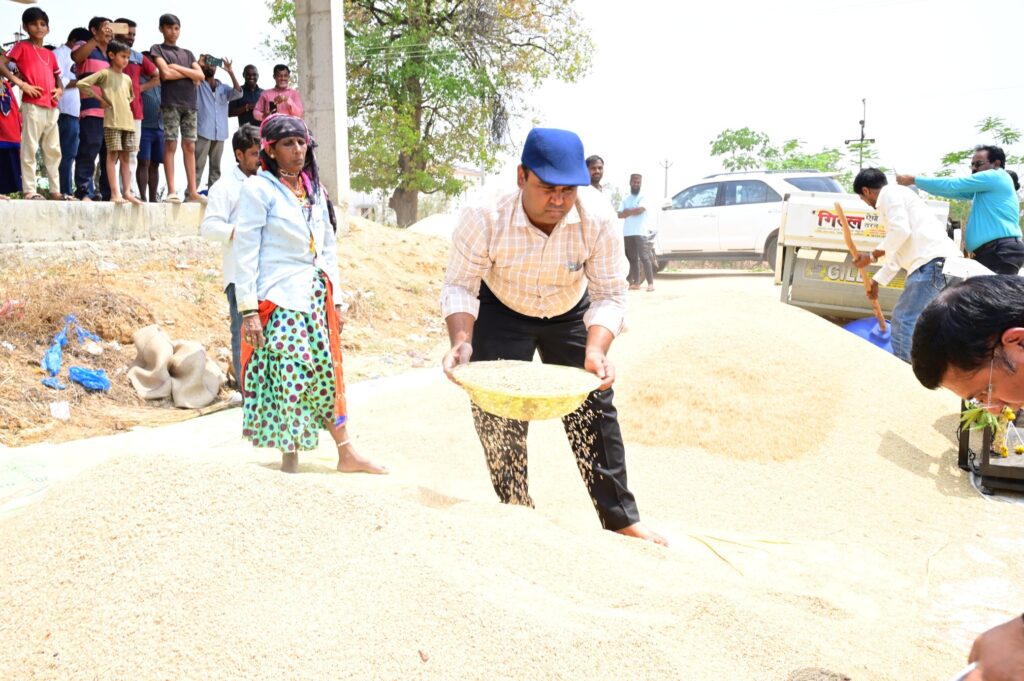 Rahul Raj : ధాన్యాన్ని జల్లెడ పట్టిన మెదక్ జిల్లా కలెక్టర్